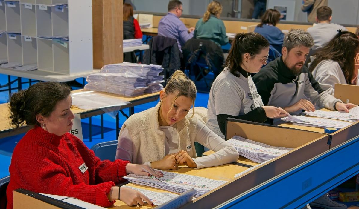 PHOTOS: Candidates begin to arrive as tallies finish and first counts ...