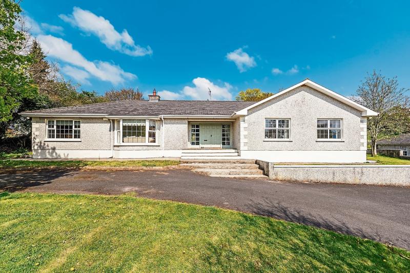 KILDARE PROPERTY WATCH: Hawthorn House on the doorstep of the Curragh ...